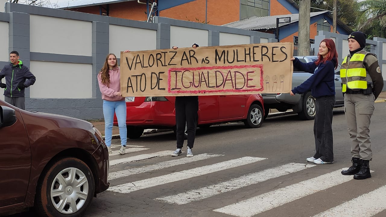 Valorização das mulheres pauta atividades na EEEM Estrela