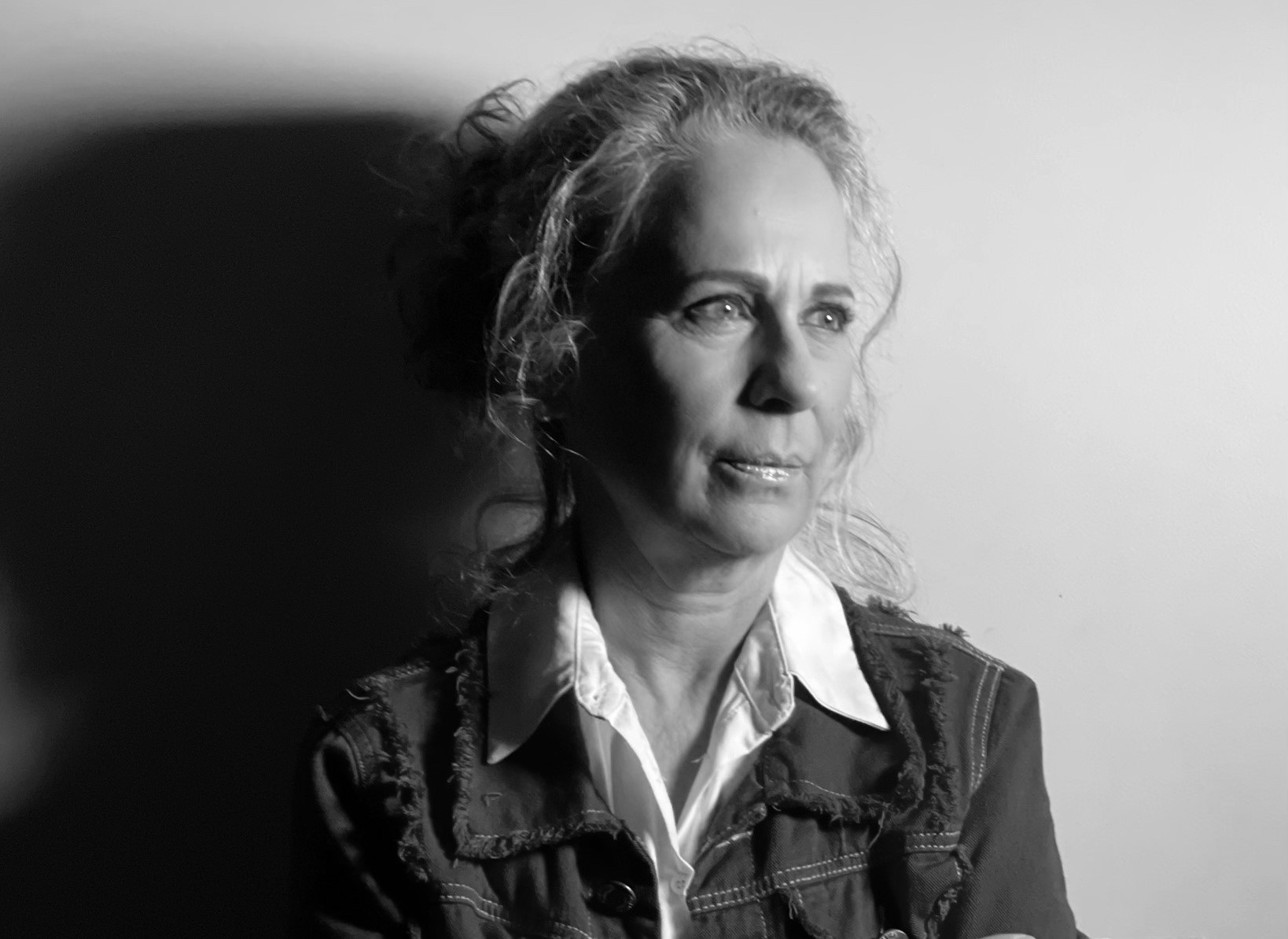 Escritora Laura Peixoto lança Malvina, romance de educadora que viveu ...