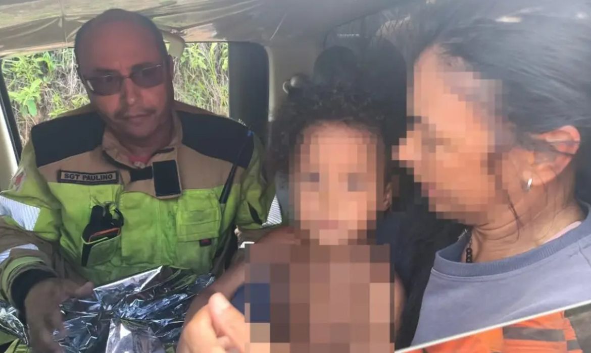 Menina de 4 anos desaparecida em área de mata é encontrada com vida em MG